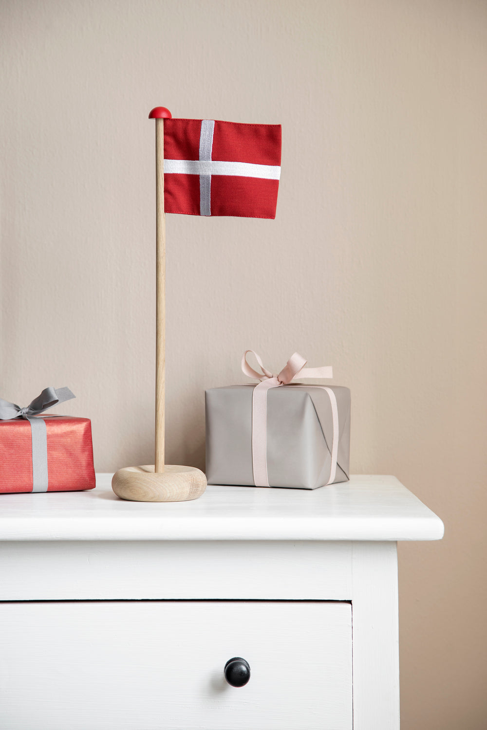 Novoform Danish TABLE FLAG in oak wood with sewn cotton flag